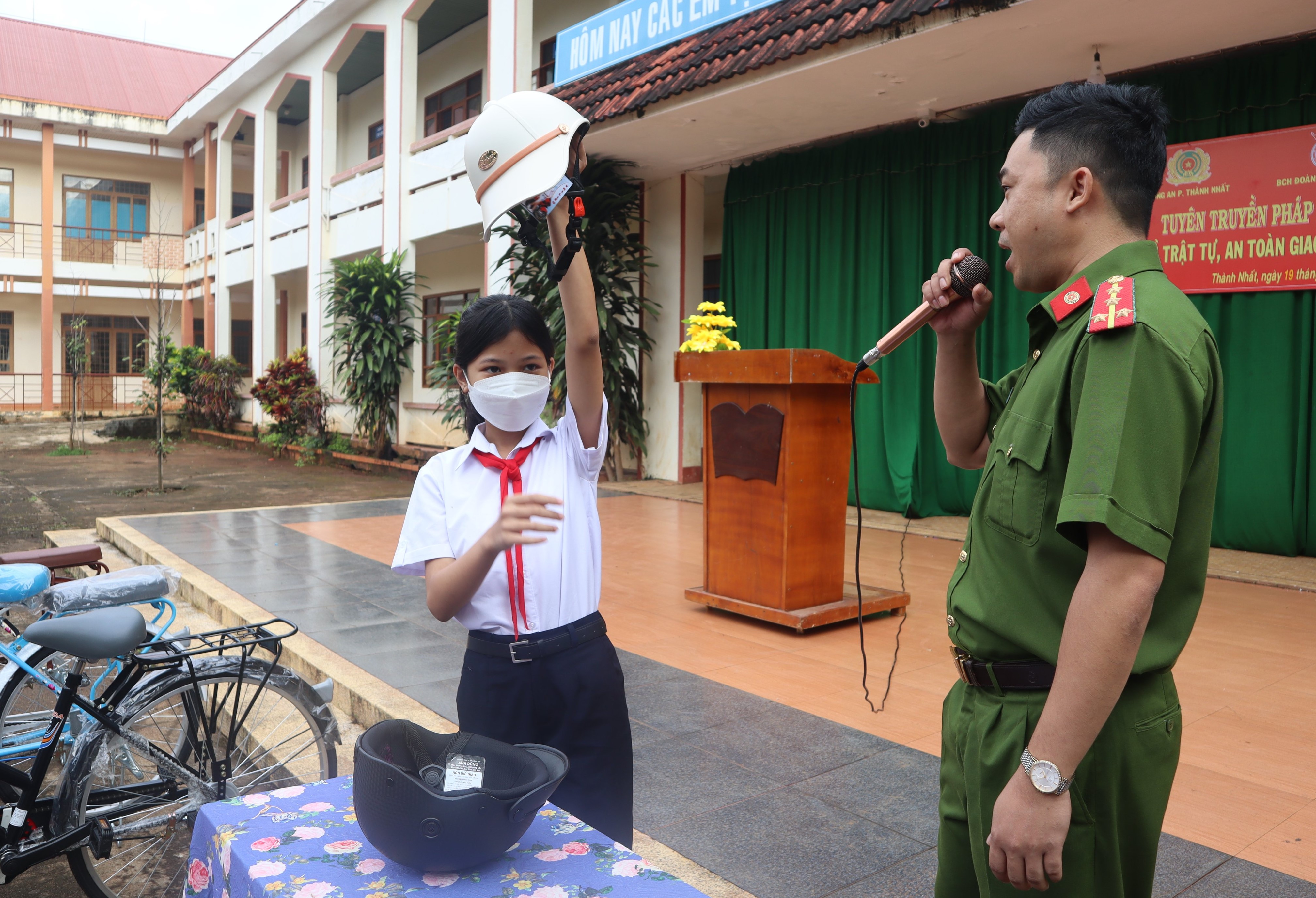 Tuyên Truyền Luật Giao Thông đường Bộ Cho Hơn 700 Học Sinh Buôn Ma