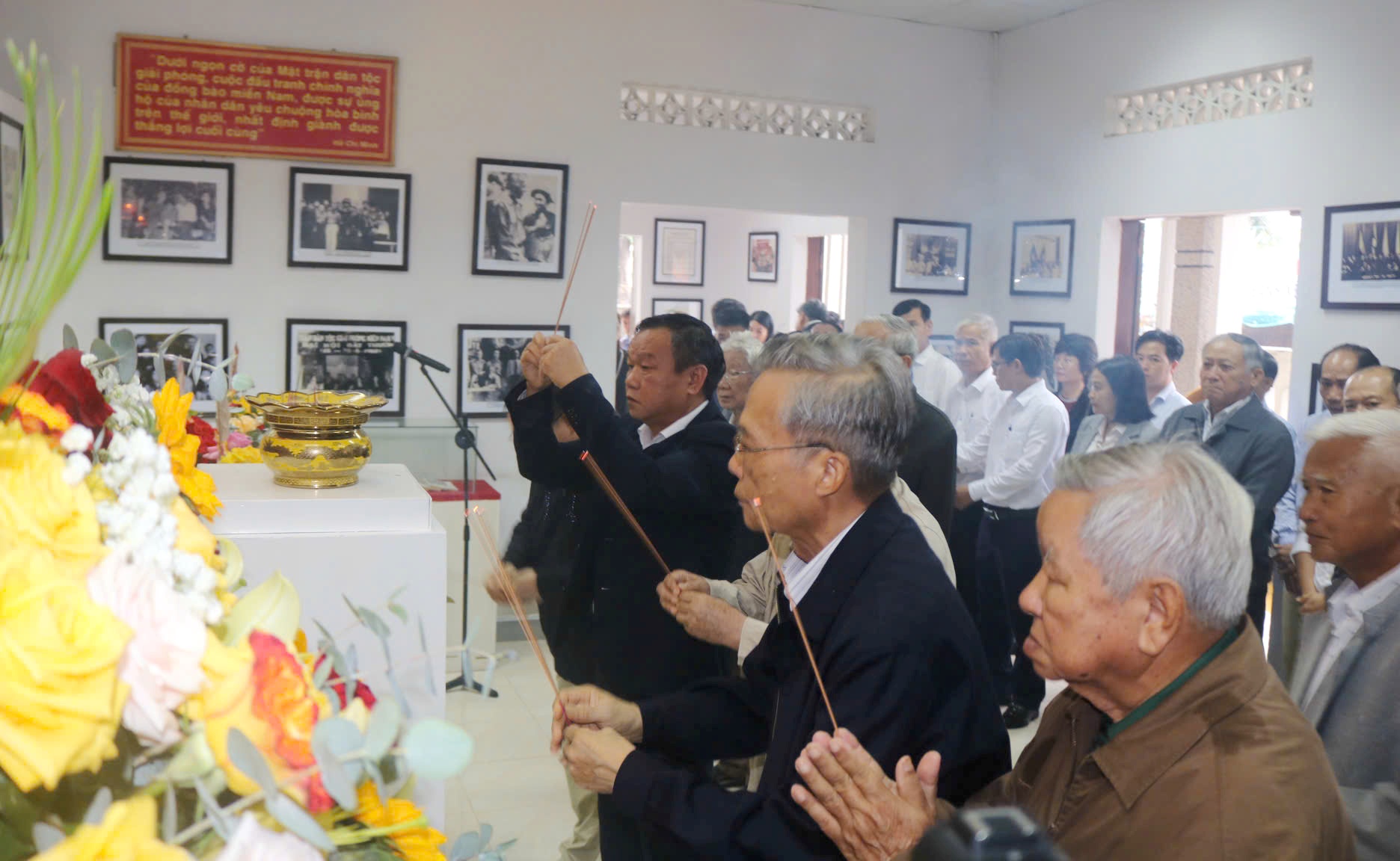 Dâng hương tưởng niệm Luật sư Nguyễn Hữu Thọ - Xuất bản thông tin