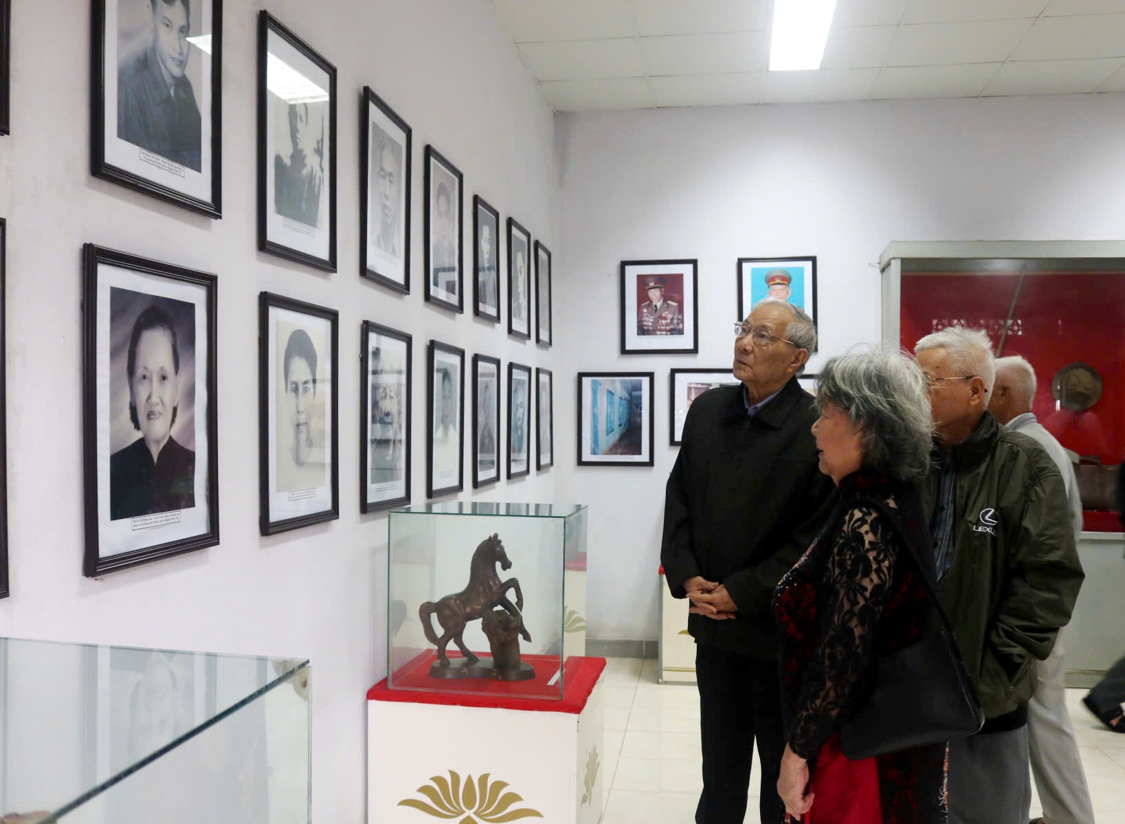 Dâng hương tưởng niệm Luật sư Nguyễn Hữu Thọ - Xuất bản thông tin