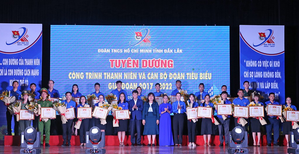 25 typical youth works and 34 outstanding Youth Union cadres are ...