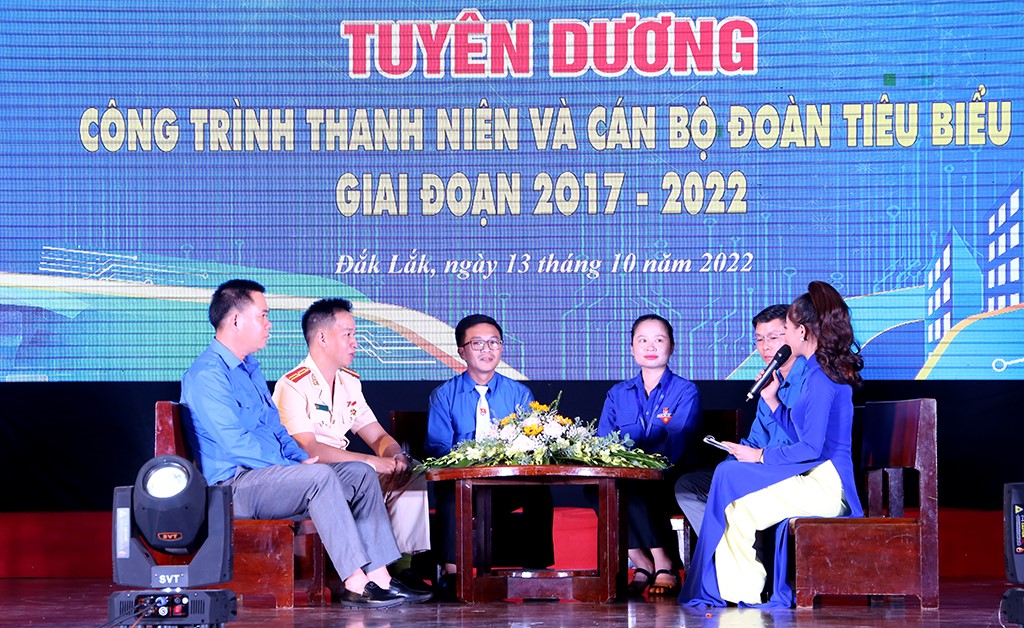 25 typical youth works and 34 outstanding Youth Union cadres are ...