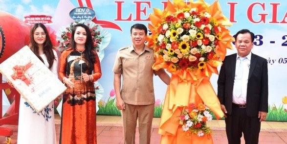Mr. Y Thanh Ha Nie Kdam attended the school year opening ceremony at Le ...